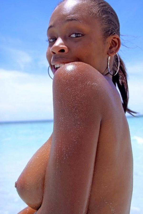 Tierra Love Busty ebony babe in the shallow water Images 231663